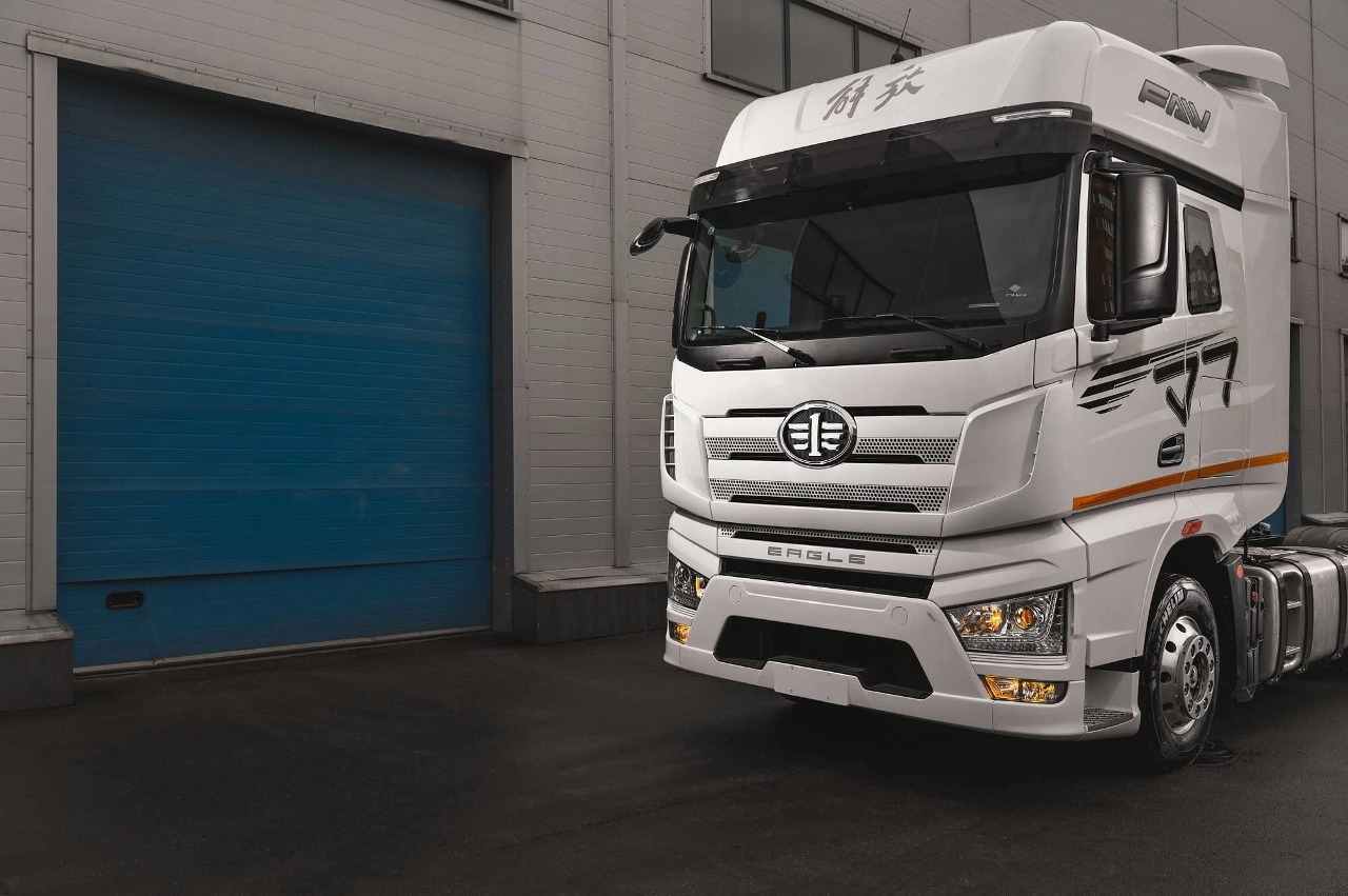 Купить седельный тягач FAW J7 4x2 – Характеристики, комплектация 2024 и цены